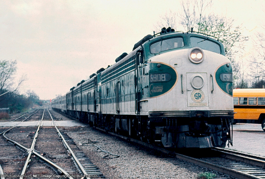 Southern Railway E8A #6908 leads the Southern Crescent (train #19) to a stop at the depot